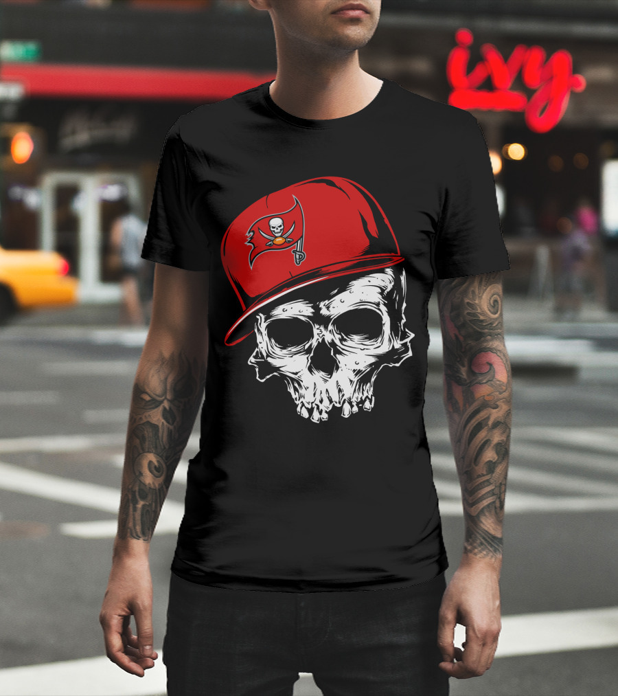 Tampa Bay Buccaneers Skull With Red Cap And Pirate Flag T-Shirt