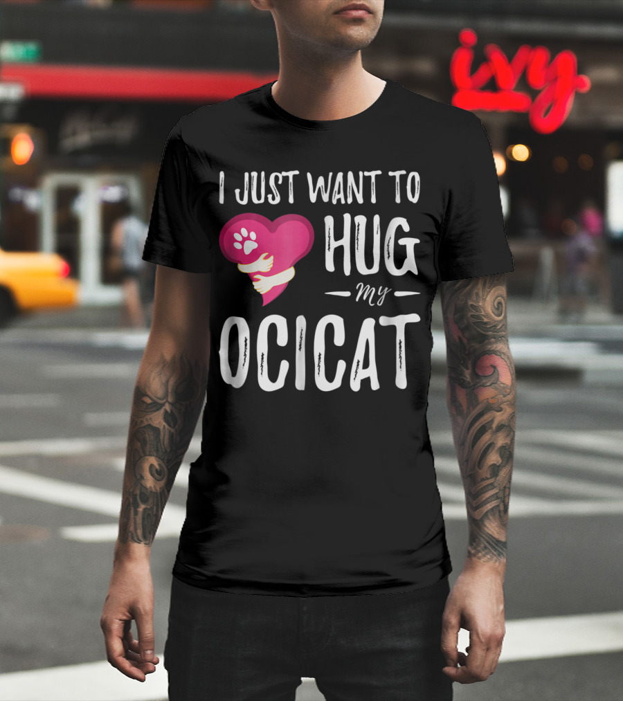 I Just Want To Hug My Ocicat Cat Lover Mom Hugging Idea92 T-Shirt