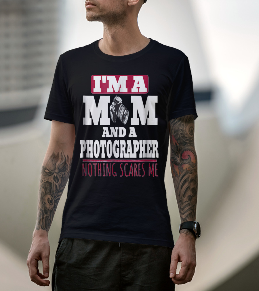 I'm A Mom And A Photographer Nothing Scares Me T-Shirt