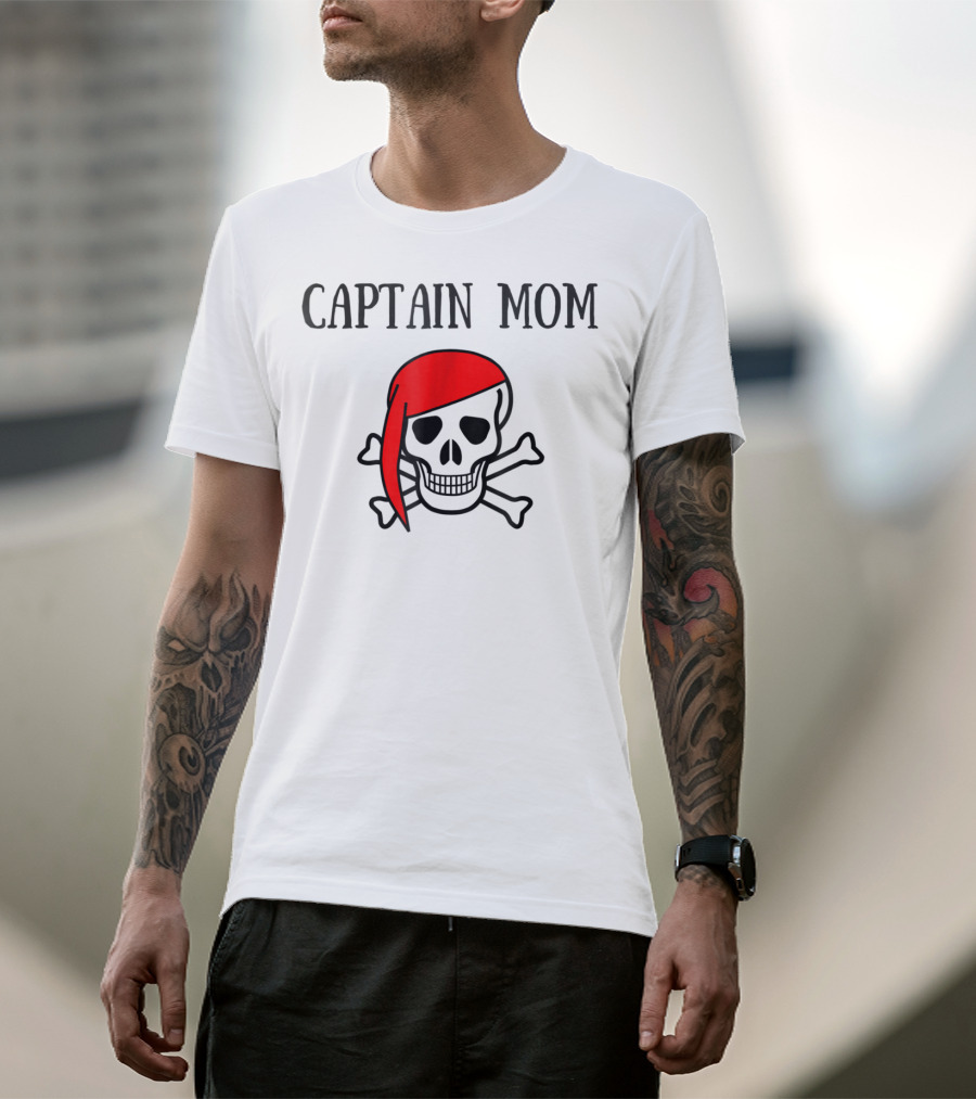 Captain Mom Pirate Skull Red Bandana Halloween Women T-Shirt