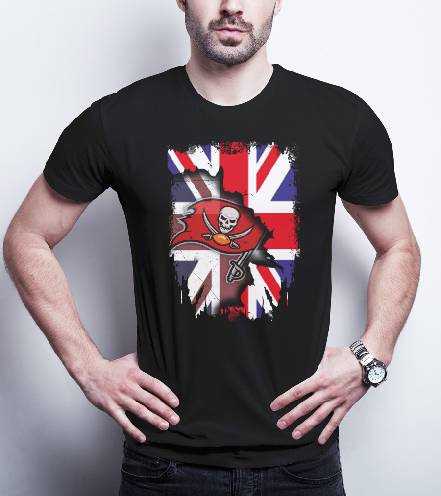 United Kingdom Flag With Buccaneers Skull And Swords T-Shirt