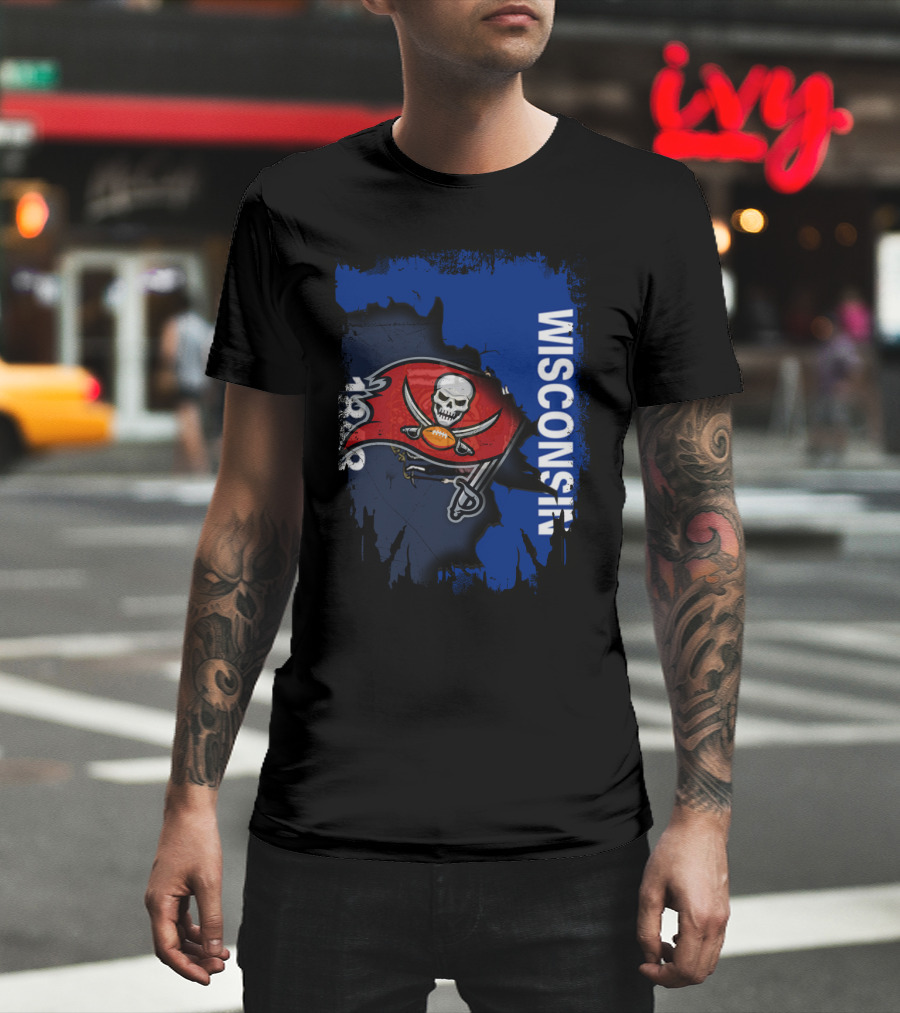 Wisconsin State With Buccaneers Skull Flag 1976 T-Shirt