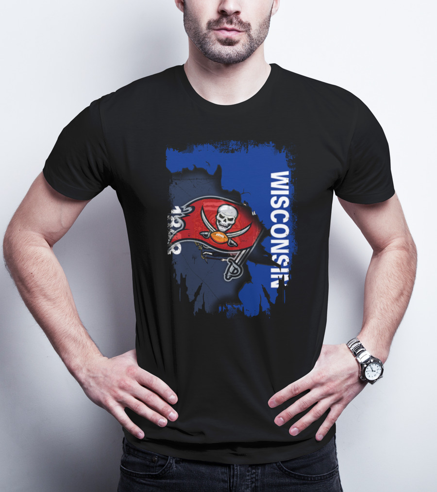 Wisconsin State With Buccaneers Skull Flag 1976 T-Shirt
