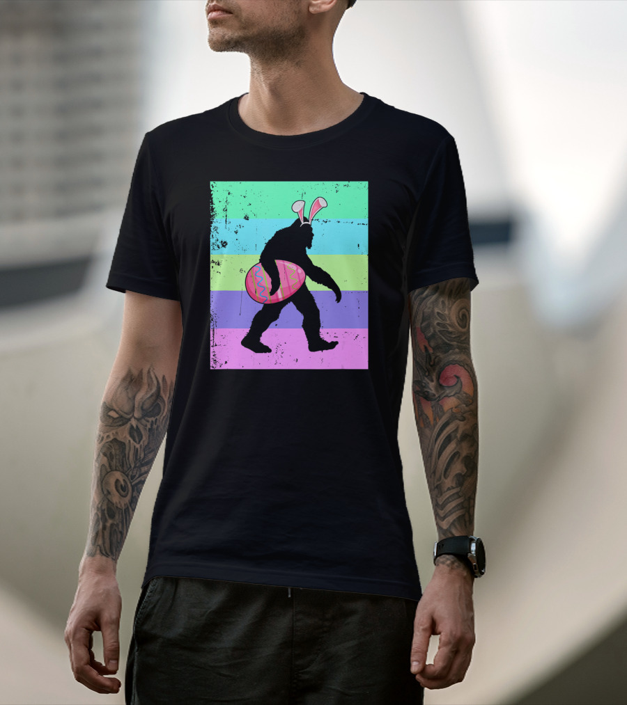 Vintage Bigfoot Easter Bunny Eggs Sasquatch Retro Gradient T-Shirt