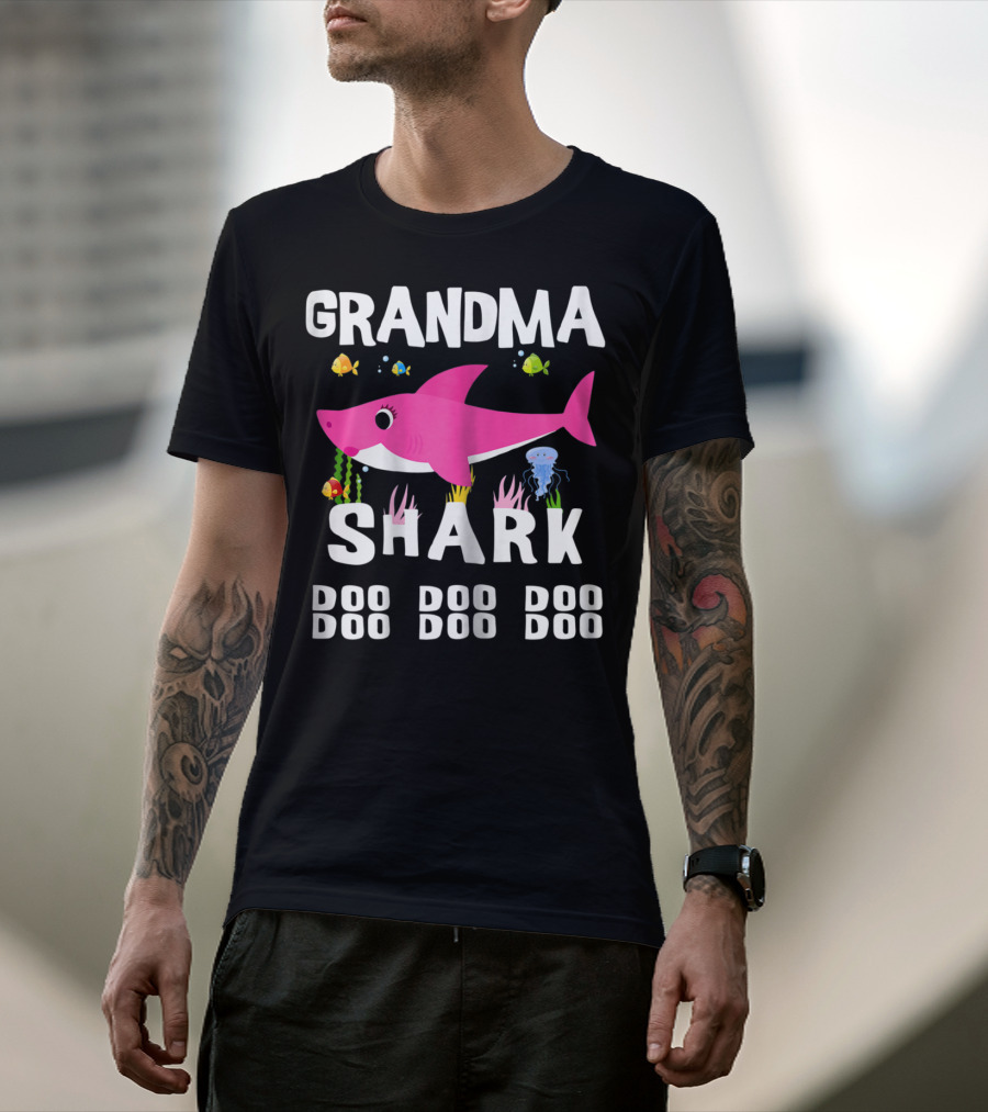 Grandma Shark Doo Doo Doo Mothers Pink Cartoon Fish Sea Creatures T-Shirt