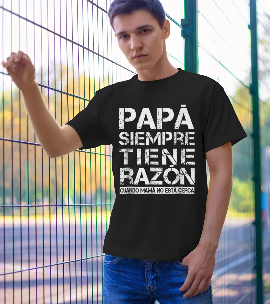 Mens Funny Spanish Language Dad Quote Papá Siempre Tiene Razón Cuando Mamá No Está Cerca T-Shirt