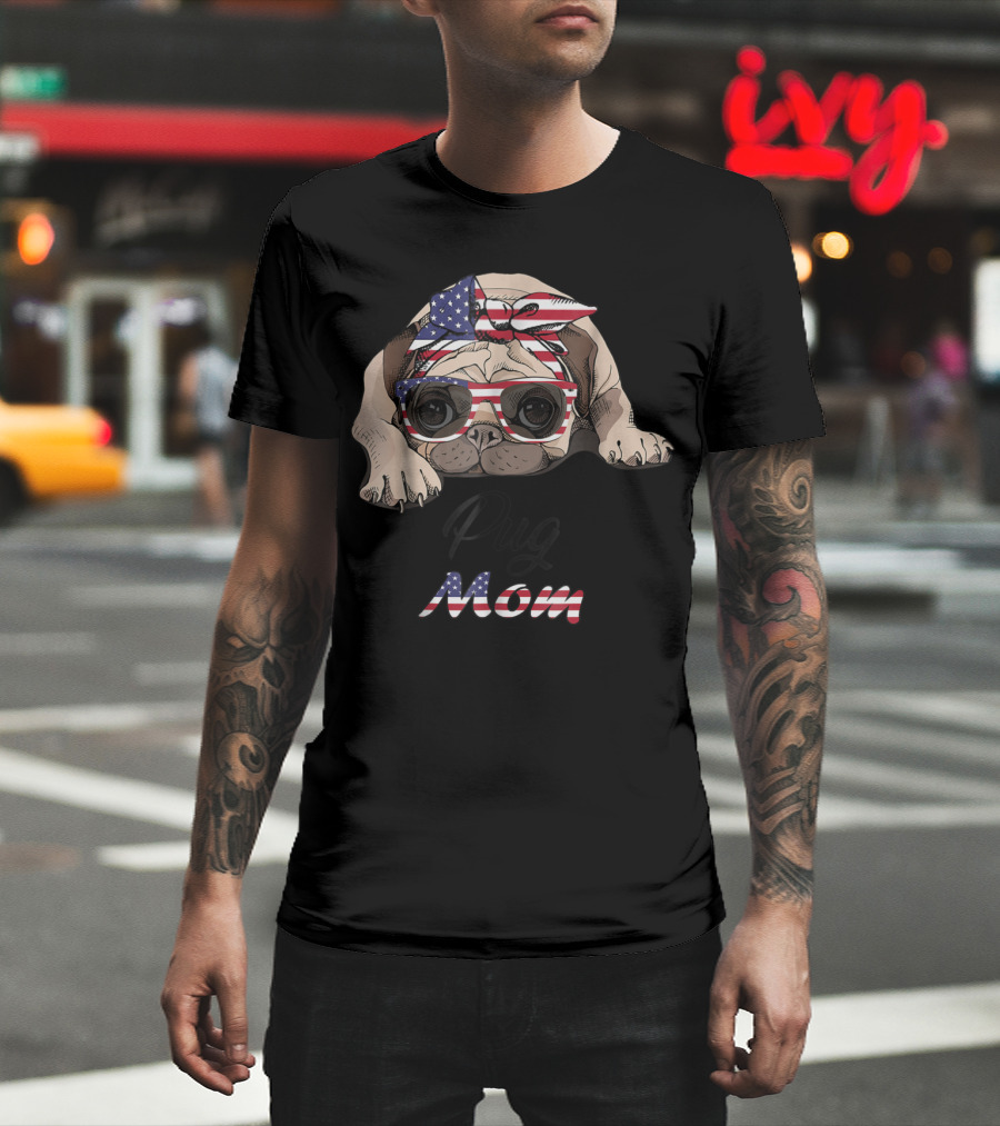 Pug Mom American Flag Bandana And Glasses T-Shirt