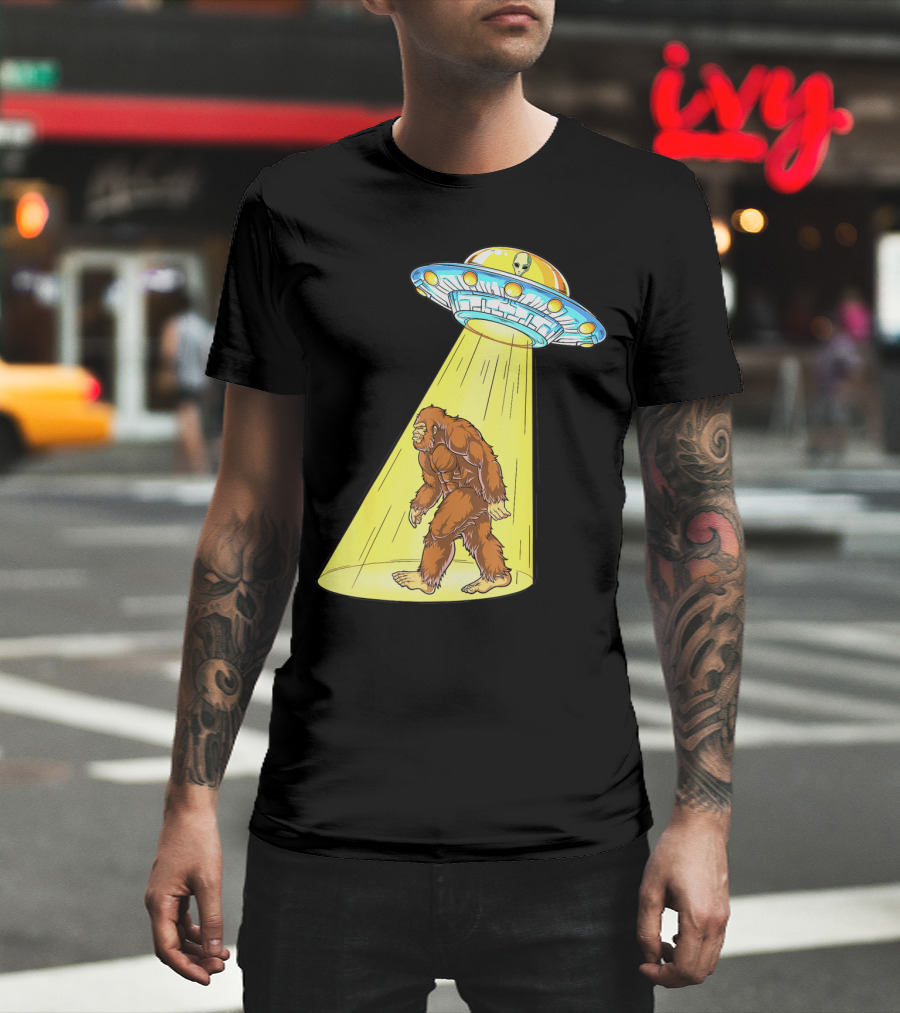Bigfoot Sasquatch UFO Abduction Alien Flying Saucer T-Shirt