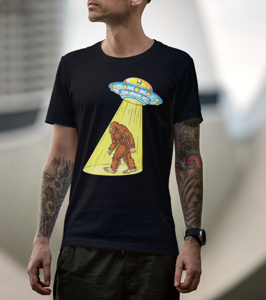 Bigfoot Sasquatch UFO Abduction Alien Flying Saucer T-Shirt