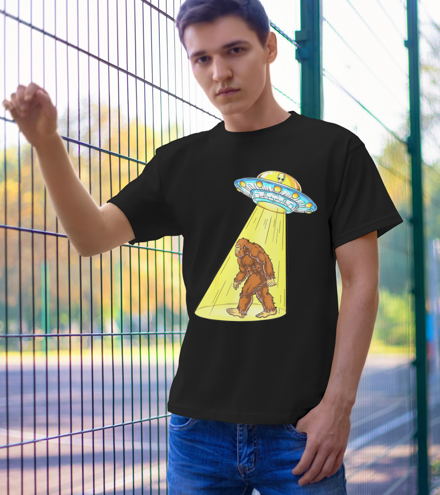 Bigfoot Sasquatch UFO Abduction Alien Flying Saucer T-Shirt