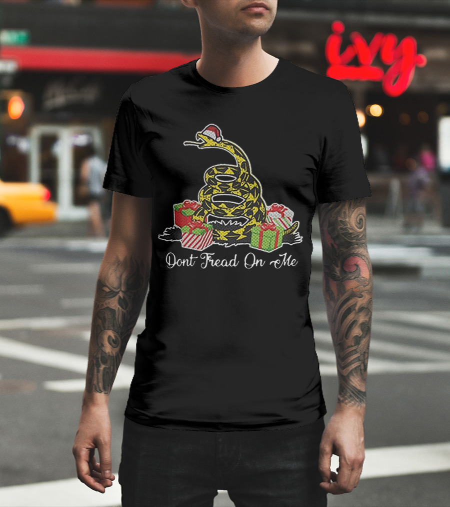 Dont Fread On Me Santa Hat Snake With Christmas Gifts T-Shirt