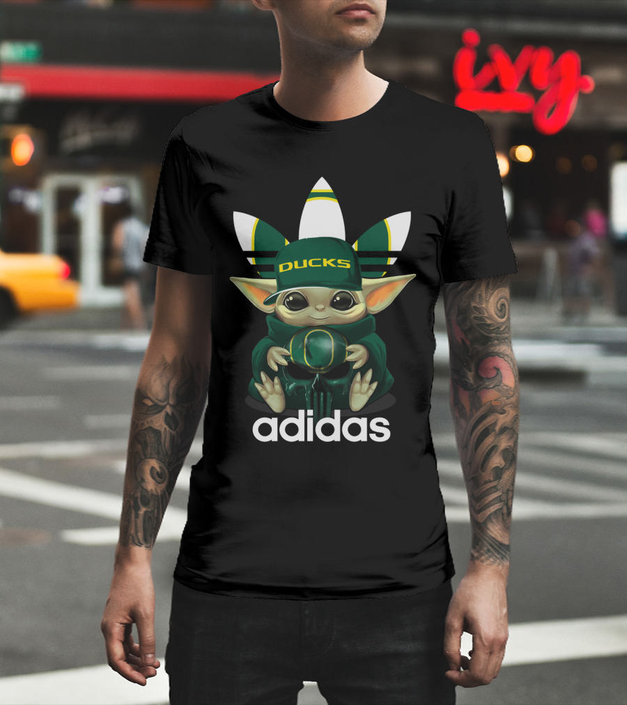 Oregon Ducks Baby Yoda With Green Hat And Oregon T-Shirt