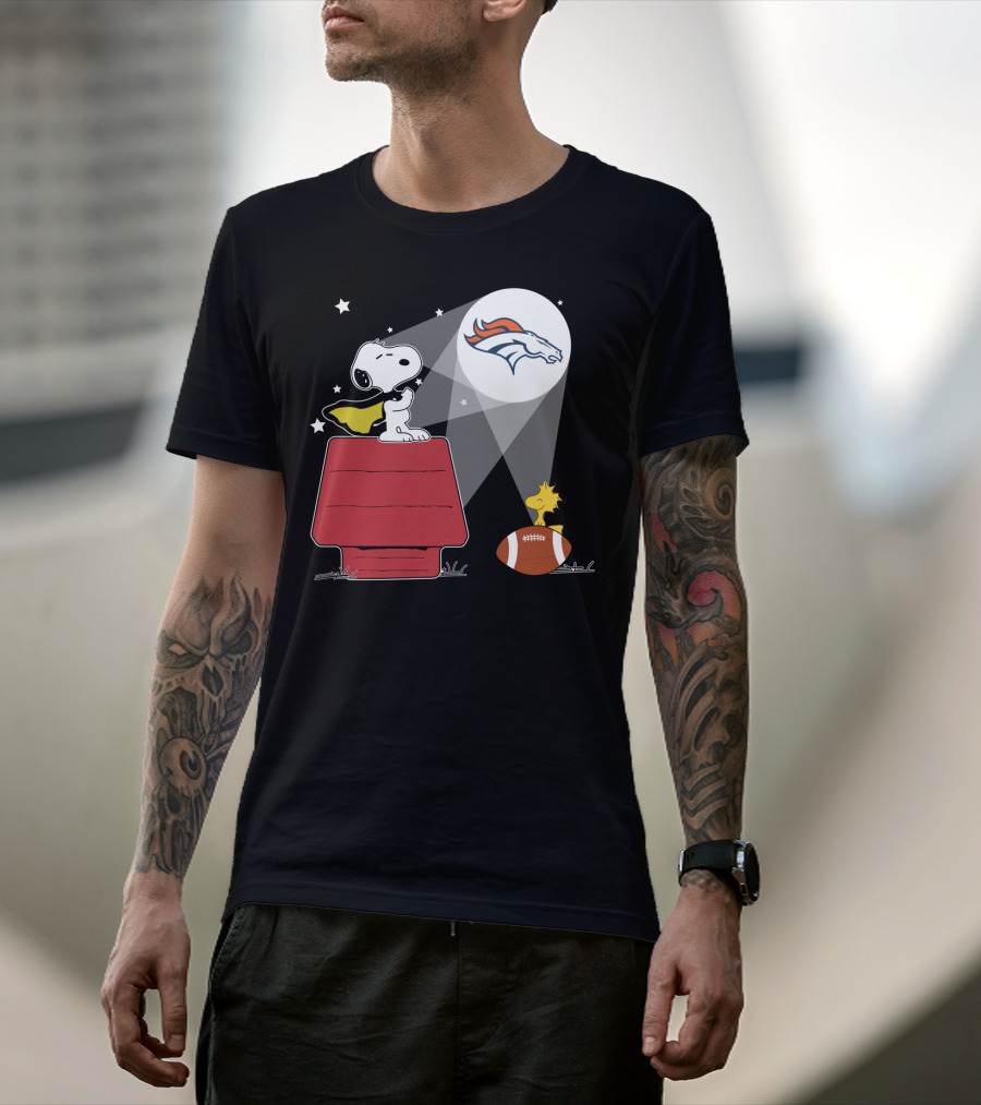 Denver Broncos Snoopy And Woodstock Football Night Scene T-Shirt