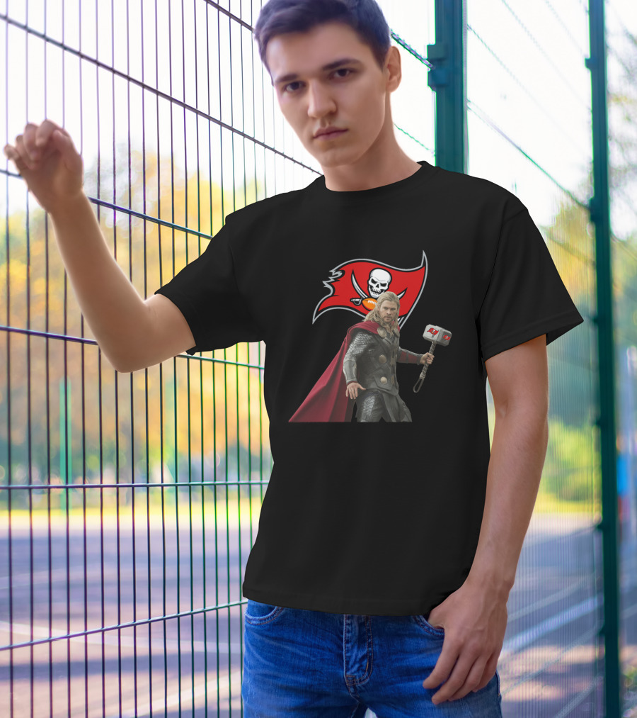 Tampa Bay Buccaneers Thor With Hammer And Skull Flag T-Shirt