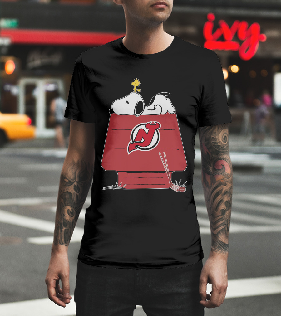 New Jersey Devils Snoopy And Woodstock On Doghouse With Hockey Sticks T-Shirt