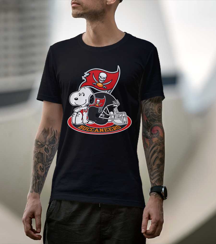 Tampa Bay Buccaneers Snoopy Helmet And Flag T-Shirt