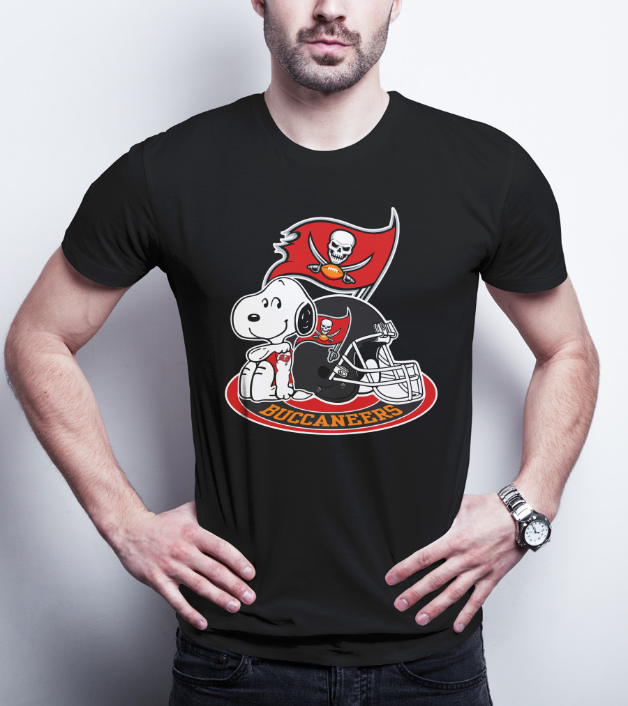 Tampa Bay Buccaneers Snoopy Helmet And Flag T-Shirt