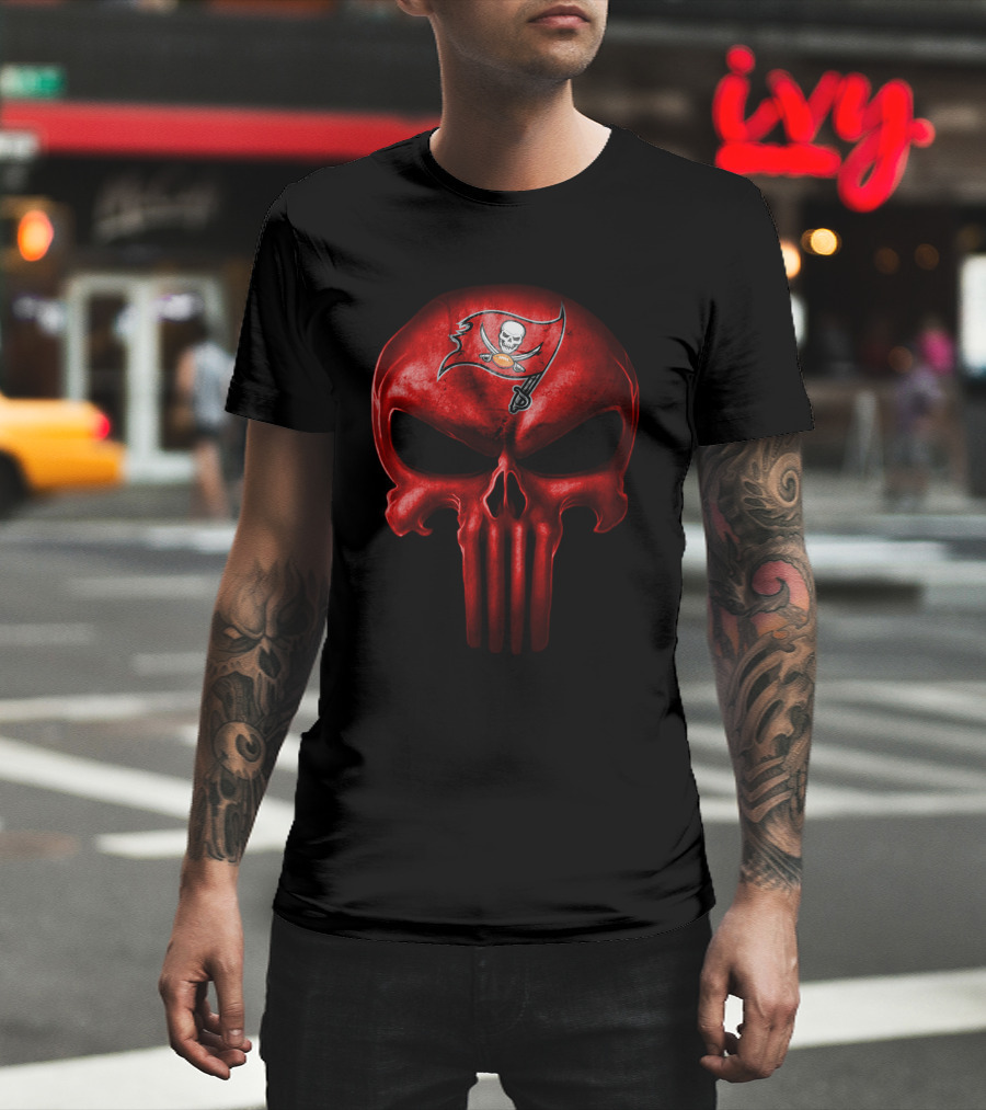 Tampa Bay Buccaneers Skull Logo With Pirate Flag T-Shirt