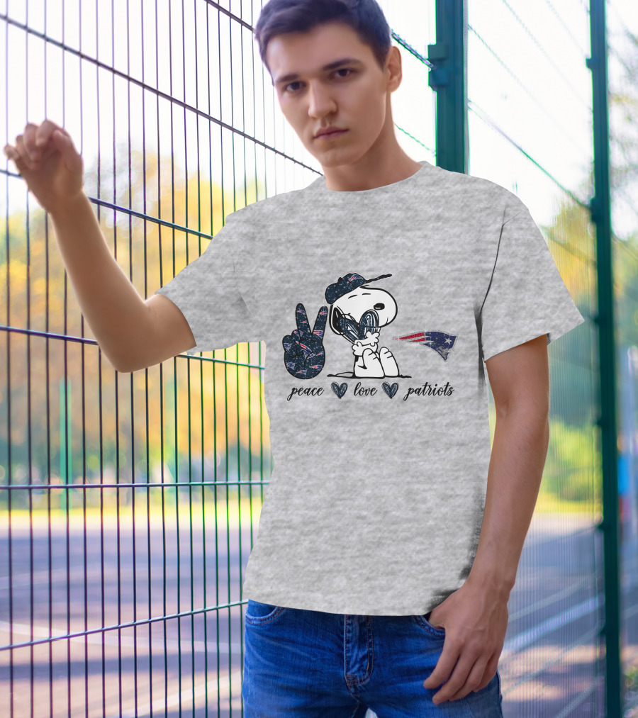 Peace Love Patriots Snoopy New England Patriots Fan T-Shirt