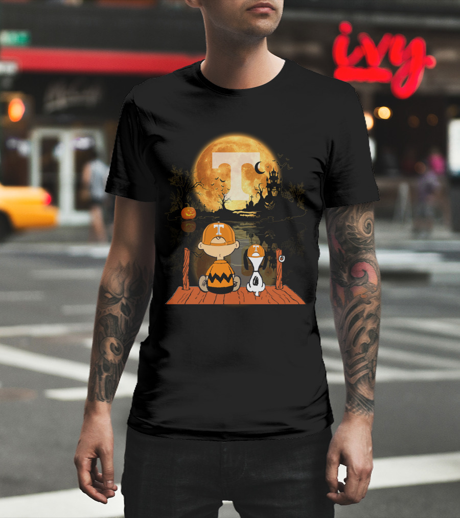 Tennessee Volunteers Halloween Full Moon T And Snoopy Pumpkin Scene T-Shirt