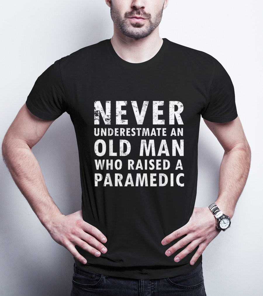 NEVER UNDERESTIMATE AN OLD MAN WHO RAISED A PARAMEDIC T-Shirt