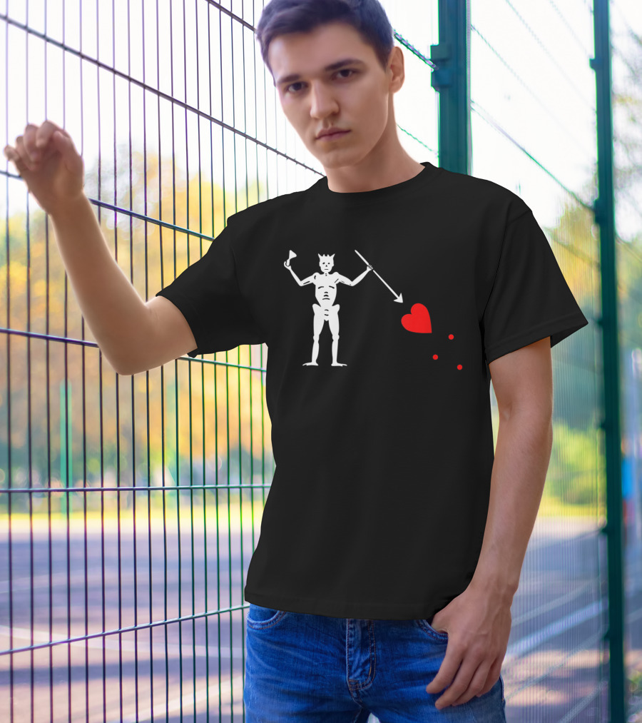 Skeleton With Spear And Heart On Blackbeard's Jolly Roger Pirate Flag T-Shirt
