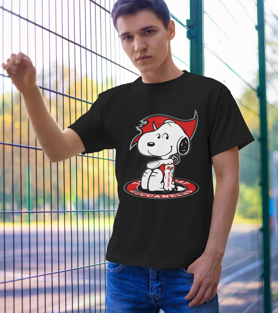 Tampa Bay Buccaneers Snoopy Fan T-Shirt