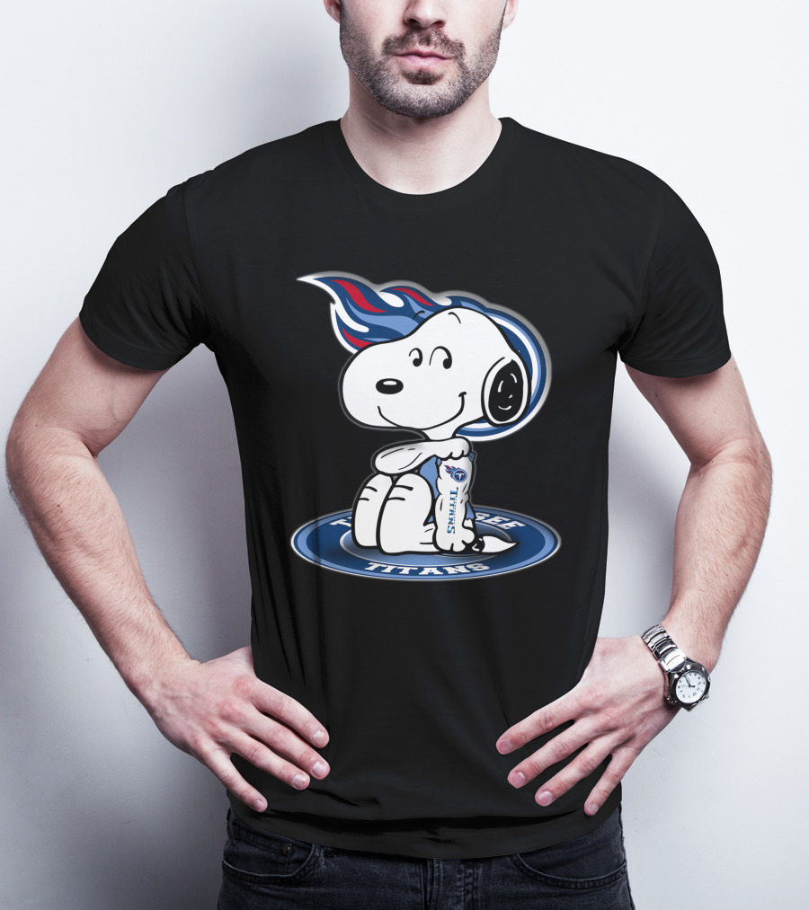 Tennessee Titans Snoopy Holding Football T-Shirt