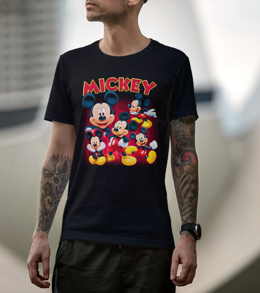 Mickey Czerwono-Żółty Napis Z Kilkoma Klasycznymi Postaciami W Różnych Pozach Na Ciemnym Tle T-Shirt