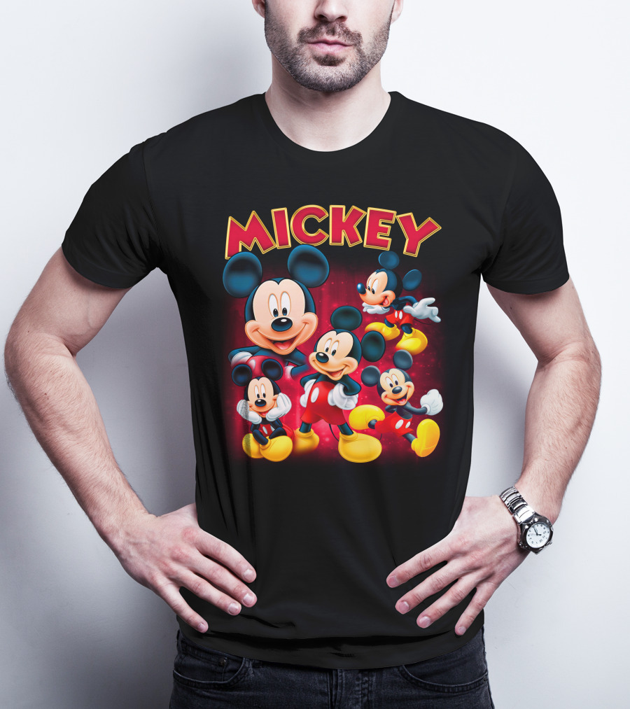 Mickey Czerwono-Żółty Napis Z Kilkoma Klasycznymi Postaciami W Różnych Pozach Na Ciemnym Tle T-Shirt