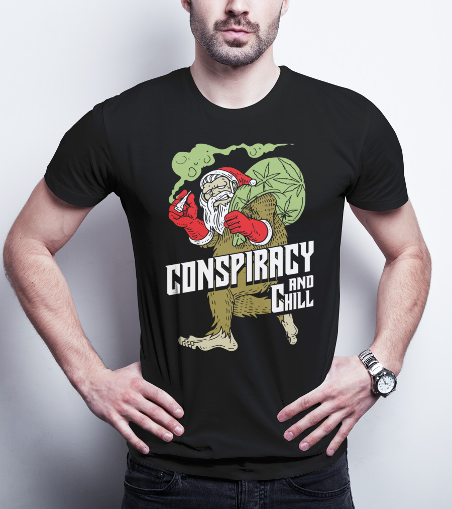 Conspiracy And Chill Bigfoot Weihnachtsmann Raucht Gras Fun Santa Bigfoot Smoking Christmas Weed T-Shirt