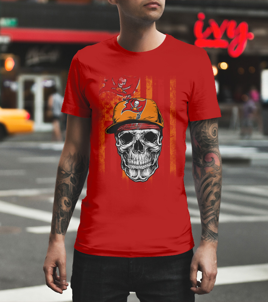 Tampa Bay Buccaneers Skull In Cap With Pirate Flag T-Shirt