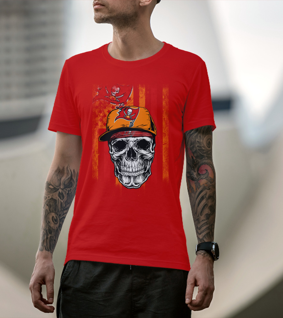 Tampa Bay Buccaneers Skull In Cap With Pirate Flag T-Shirt