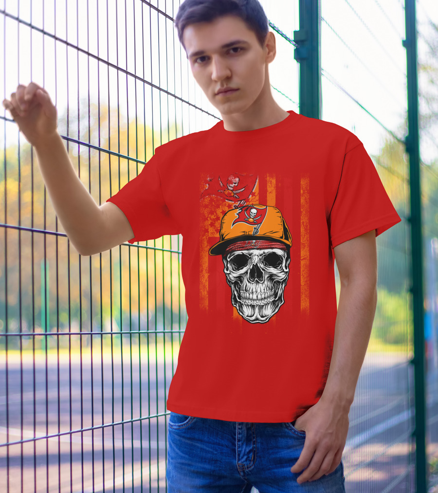 Tampa Bay Buccaneers Skull In Cap With Pirate Flag T-Shirt