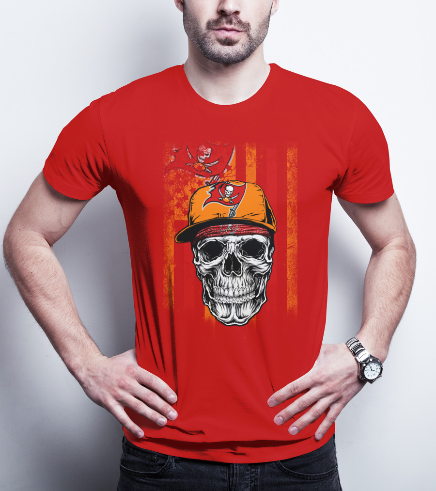 Tampa Bay Buccaneers Skull In Cap With Pirate Flag T-Shirt