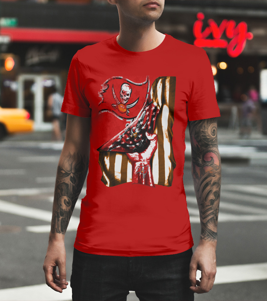 Tampa Bay Buccaneers Skull Flag And Hand With Stars And Stripes T-Shirt