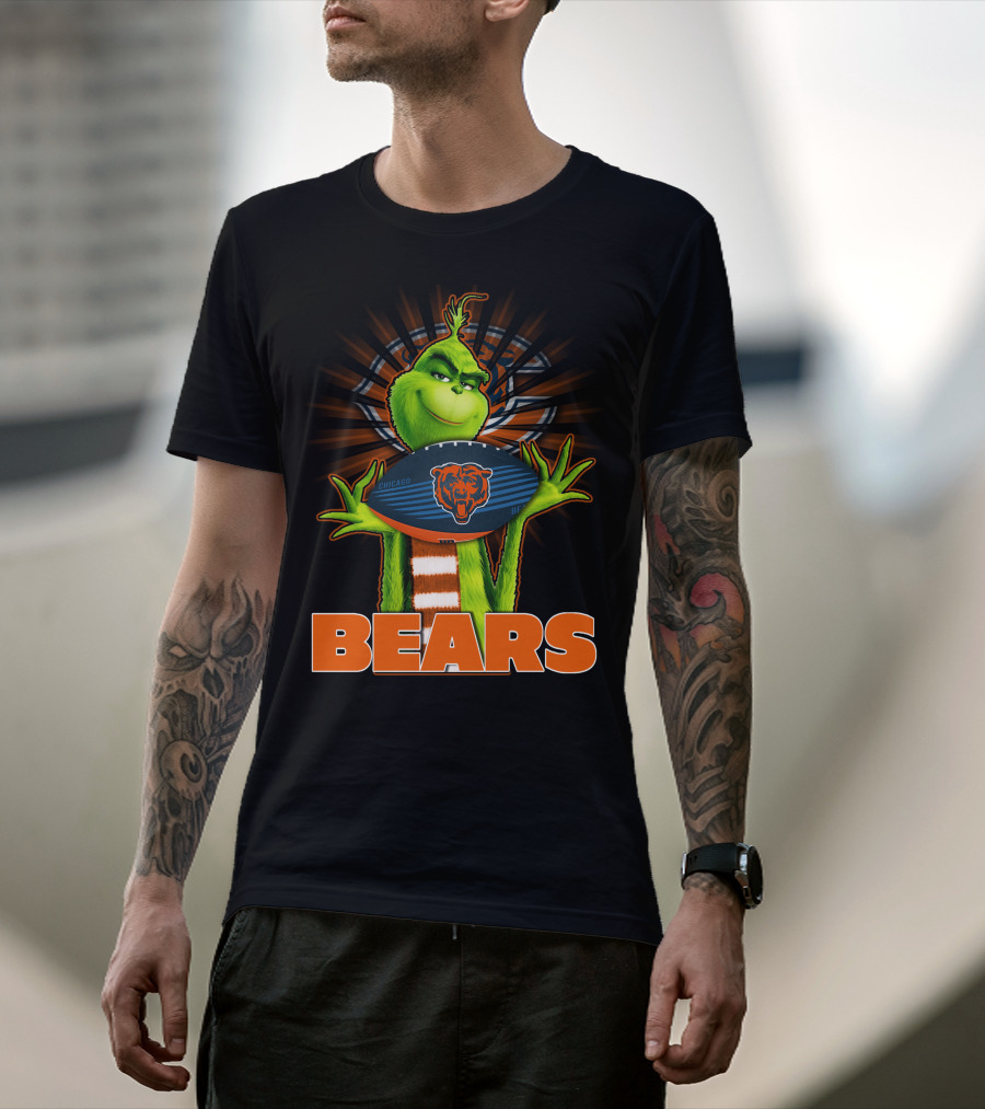 Grinch With Chicago Bears Football T-Shirt