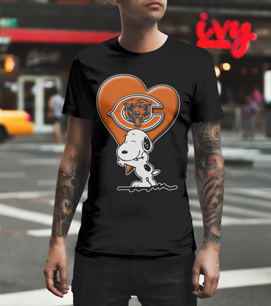 Snoopy Heart Chicago Bears Retro Logo Hug T-Shirt