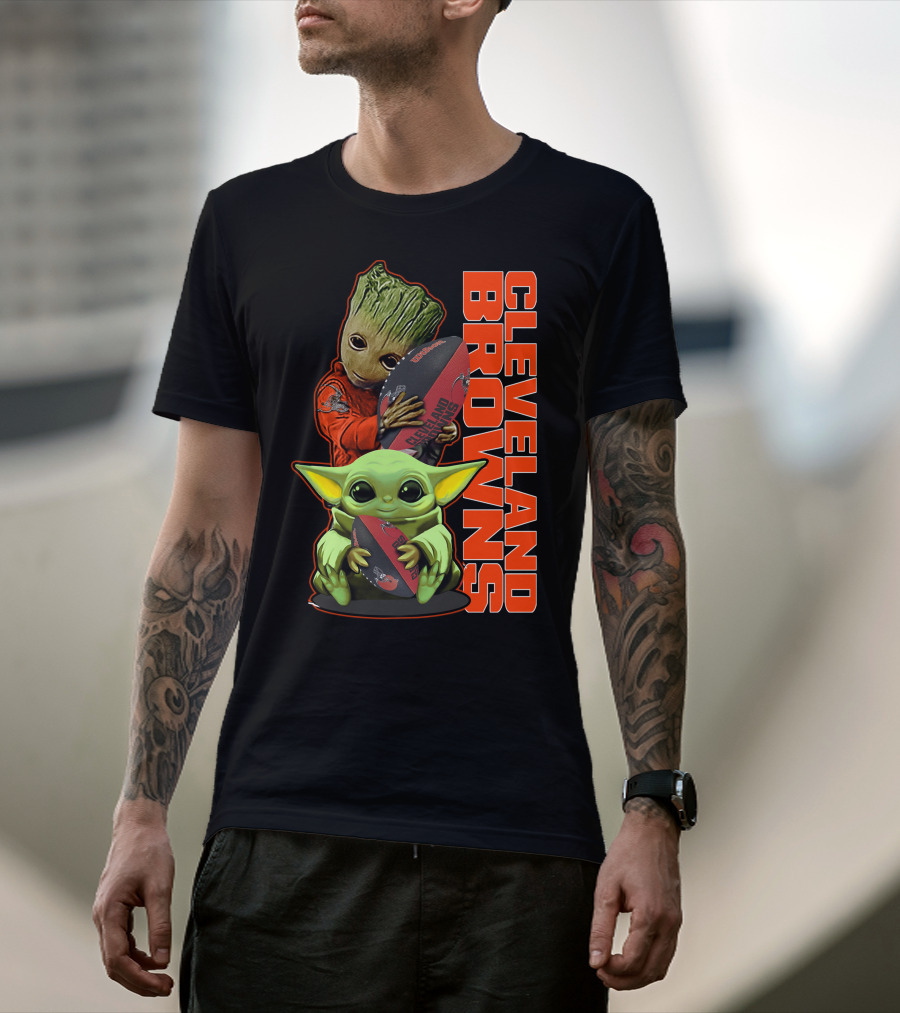 CLEVELAND BROWNS Groot And Baby Yoda Holding Football T-Shirt