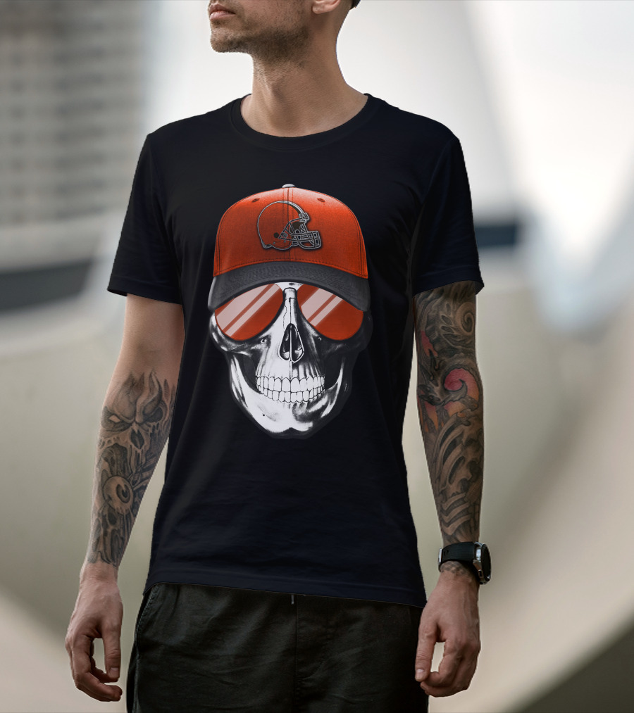 Skull With Cleveland Browns Helmet And Reflective Glasses T-Shirt