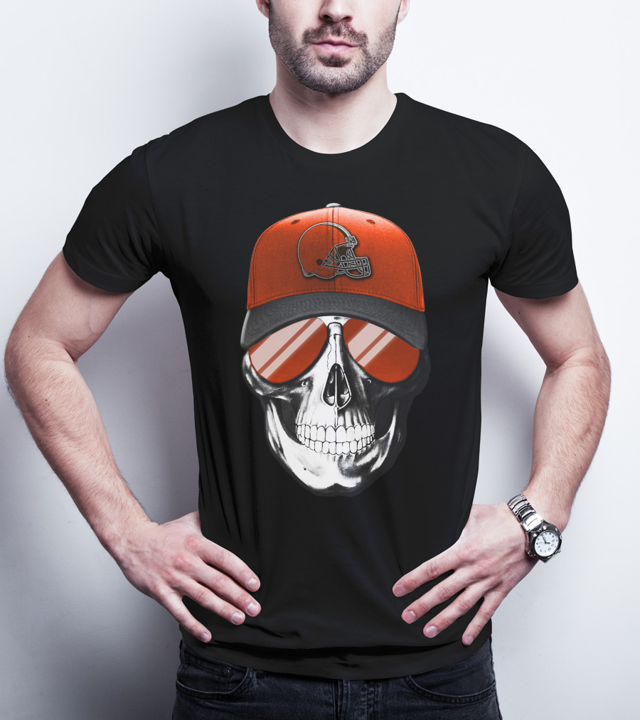 Skull With Cleveland Browns Helmet And Reflective Glasses T-Shirt