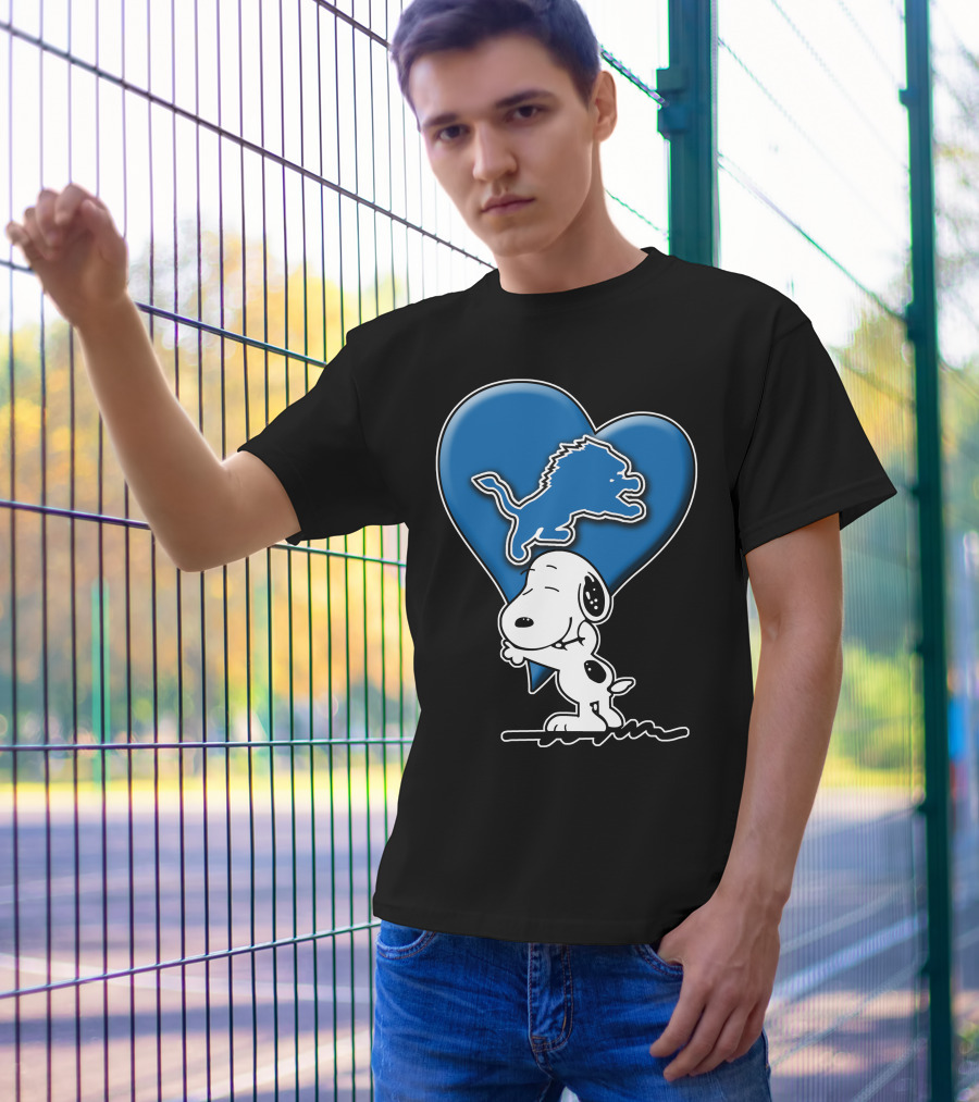 Snoopy Hugging Heart Detroit Lions T-Shirt