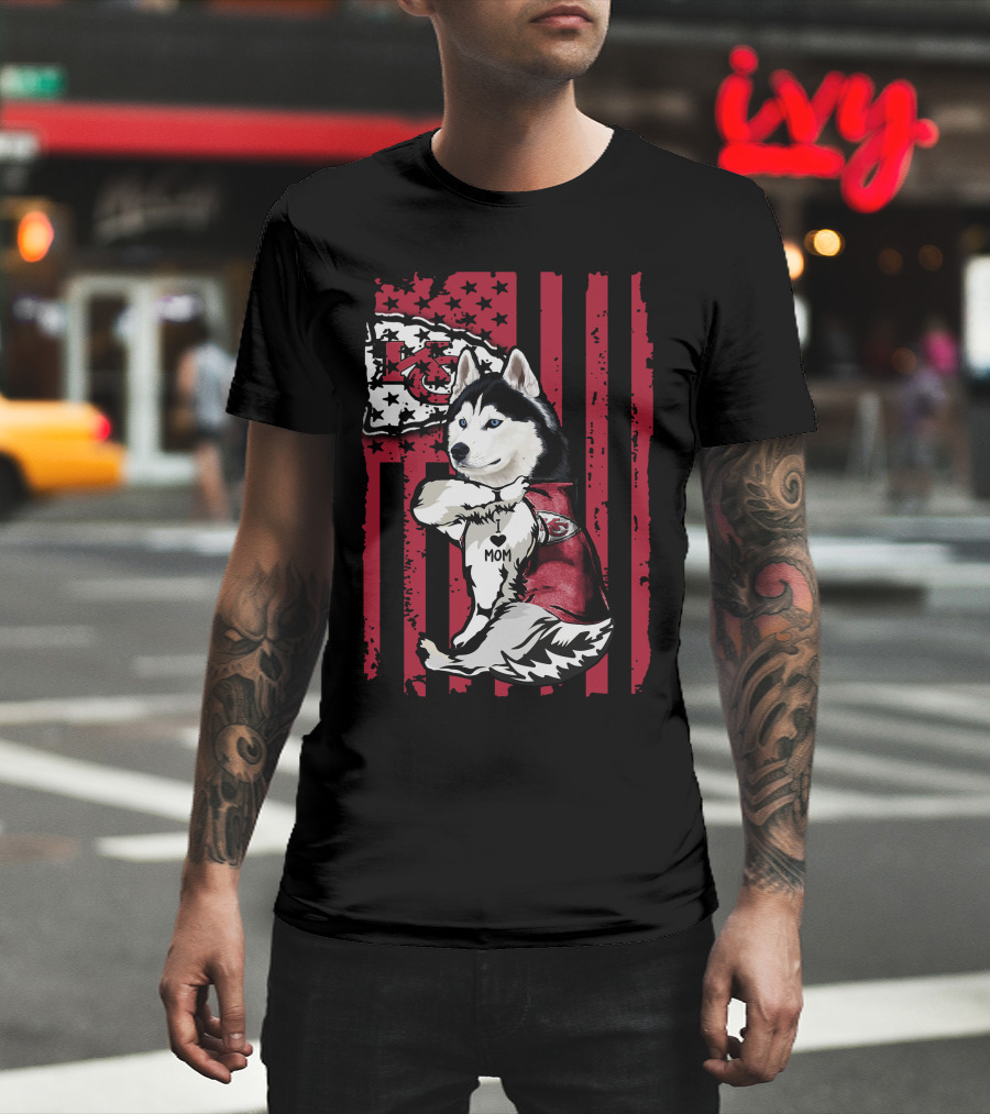 Siberian Husky Wearing Kansas City Chiefs Jersey With Flag Background Mom T-Shirt