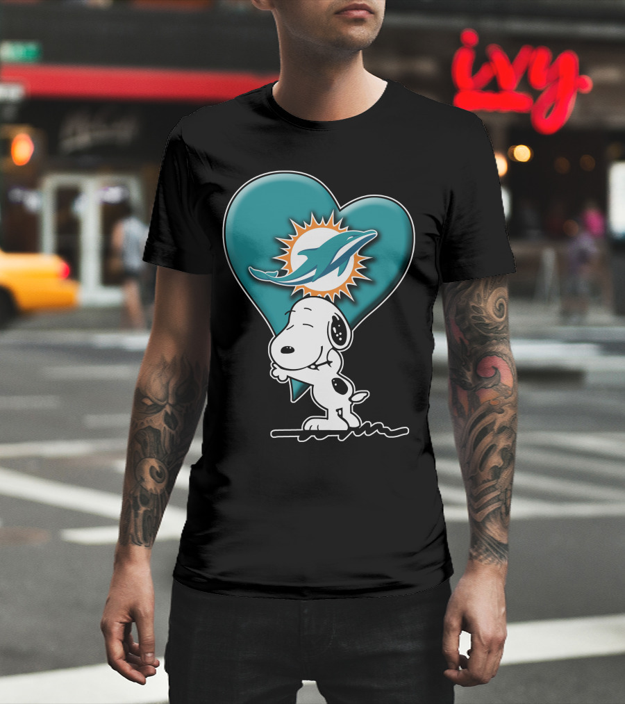 Snp V1 Snoopy Miami Dolphins Heart Hug T-Shirt