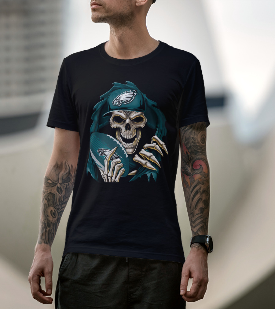 Philadelphia Eagles Skull Holding Football T-Shirt