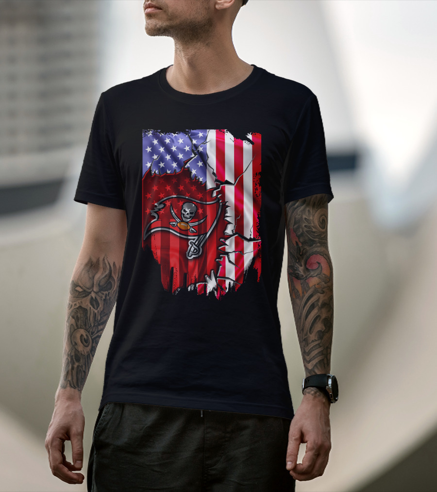 Flag V2 Tampa Bay Buccaneers American Flag Skull And Crossbones Football T-Shirt
