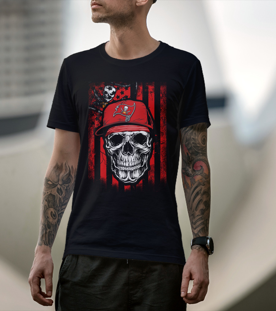 Skull With Tampa Bay Buccaneers Hat And Pirate Flag T-Shirt