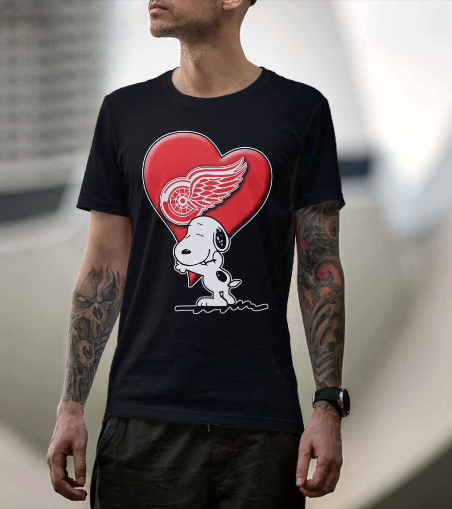 Snoopy Hugging Heart Detroit Red Wings T-Shirt