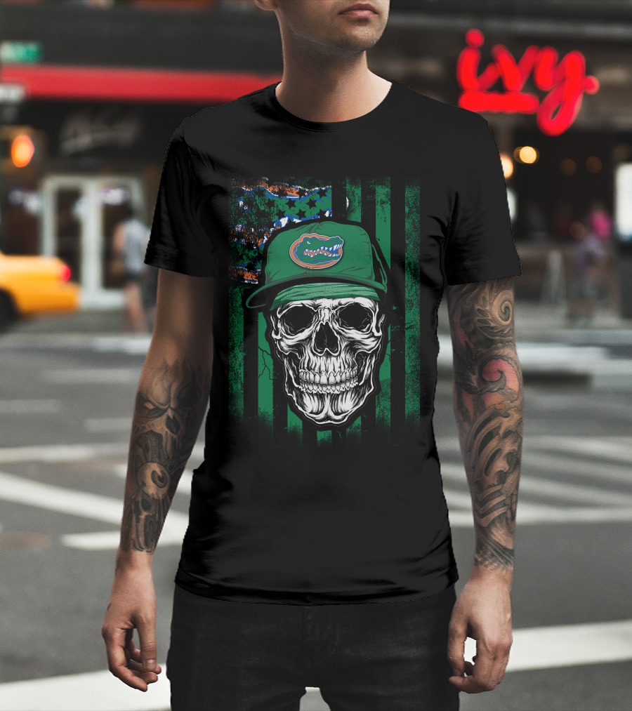 Skull With Florida Gators Hat On Grunge American Flag Background T-Shirt