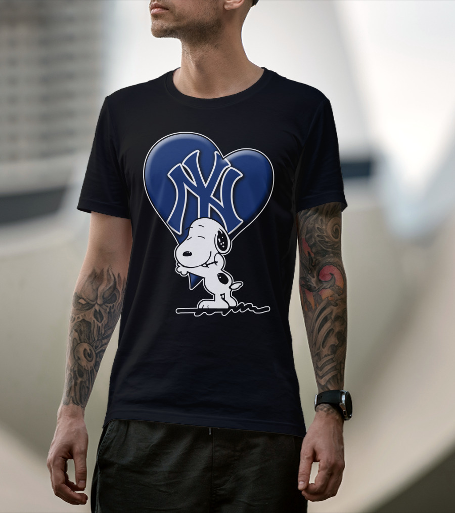 Snoopy Hugging Heart New York Yankees T-Shirt